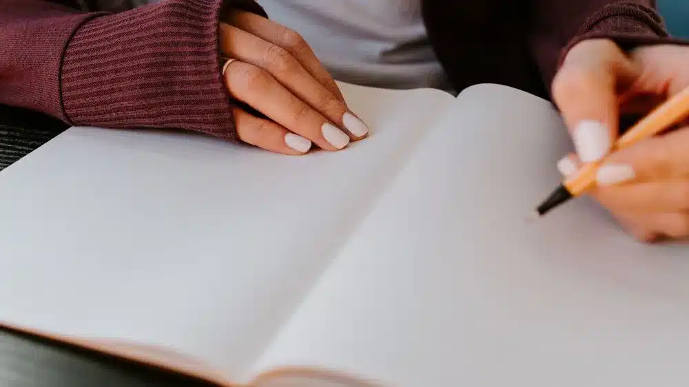 Who Am I?: 150 Journal Prompts to Get to Know Yourself - Authentically Del